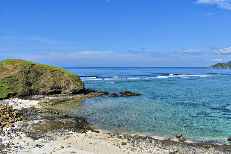 Segarnya Pemandangan di Pantai Seger Lombok - Paket Wisata Lombok